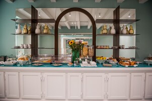 Pequeno-almoço tipo buffet diário (13 EUR por pessoa) 