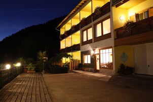Fachada da propriedade à noite