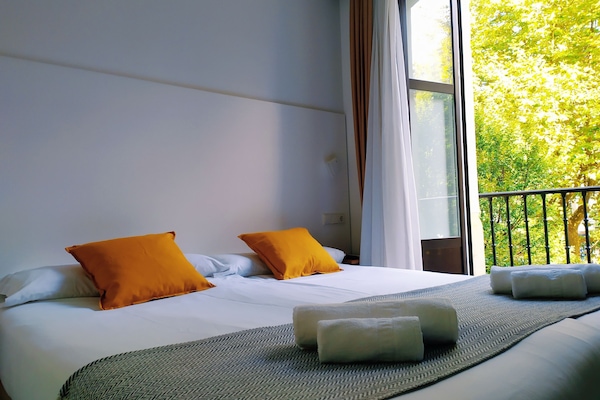 Quarto Duplo Standard | Minibar, cofre com capacidade para portátil, secretária