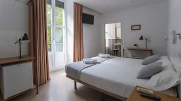 Quarto Duplo Deluxe, varanda | Minibar, cofre com capacidade para portátil, secretária