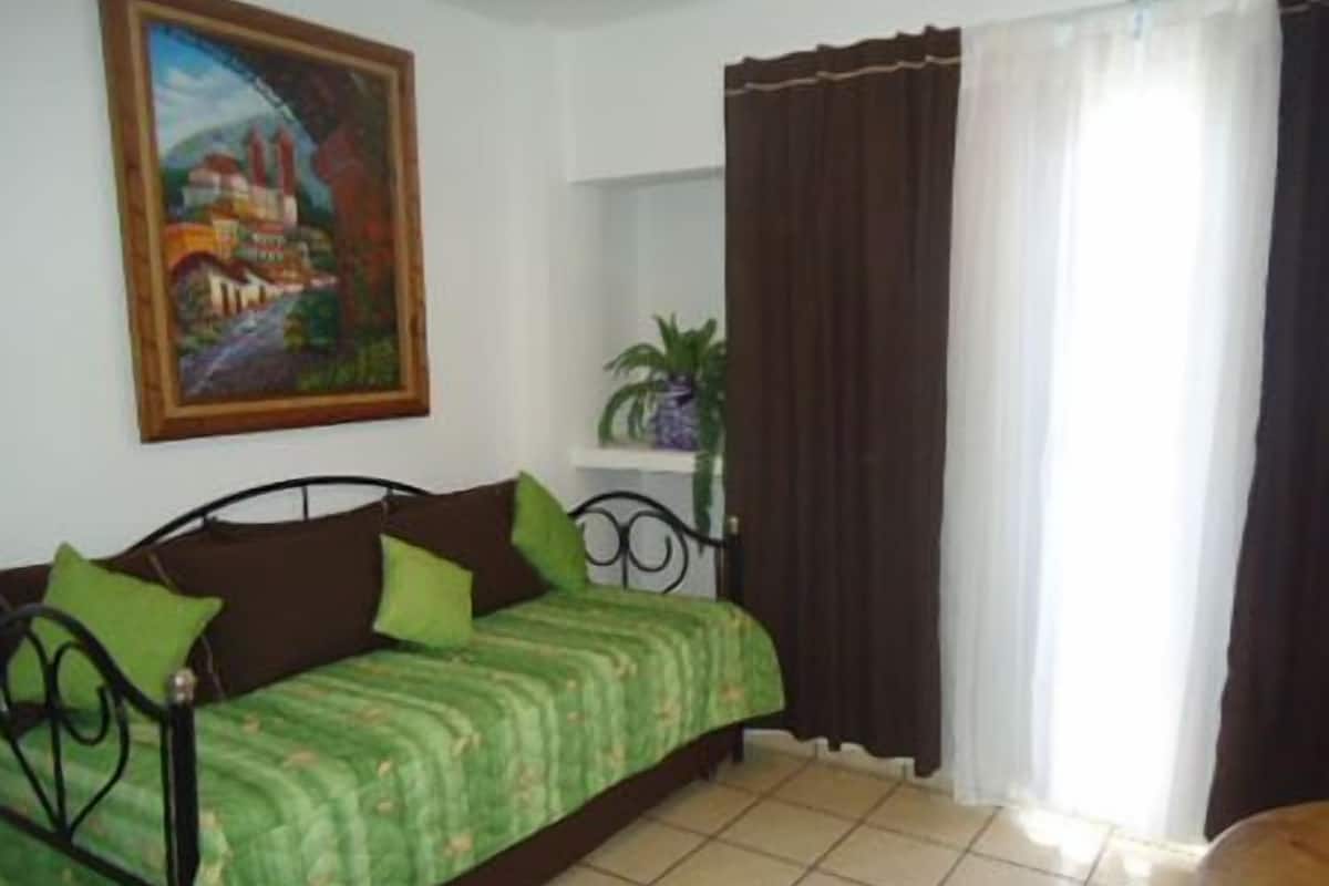 Suite Superior | Sala | Televisor de 19 polegadas com canais digitais