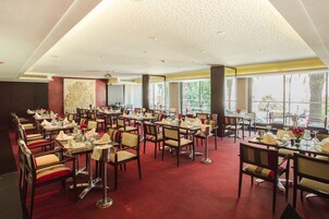 2 restaurantes: servem pequenos-almoços, almoços e jantares