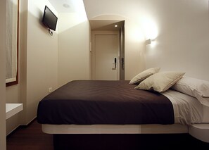 Quarto casal básico | Escrivaninha, quartos à prova de som, berços grátis, Wi-Fi de cortesia