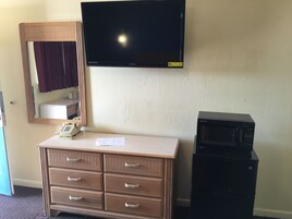 Quarto, 2 camas queen-size | Secretária, cortinas/cortinados opacos, ferro/tábua de engomar 