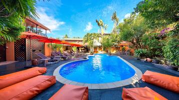 Piscina exterior, guarda-sóis, espreguiçadeiras