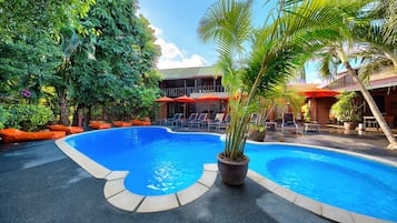 Piscina exterior, guarda-sóis, espreguiçadeiras