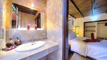 Deluxe Bungalow | Frigobar, cofres nos quartos, individualmente mobiliados