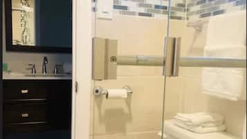 Quarto standard, cozinha americana | Banheiro | Chuveiro/banheira combinados, produtos de toalete grátis
