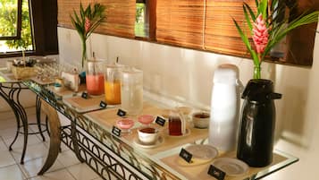 Café da manhã com buffet grátis todos os dias