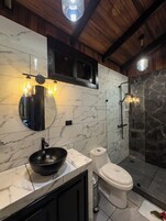 Cabana de Madeira Deluxe | Casa de banho | Um polibã, um secador de cabelo, toalhas fornecidas 