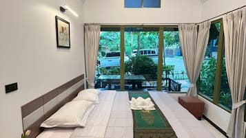 Quarto standard, 1 cama King | Roupas de cama premium, individualmente decorados, Wi-Fi de cortesia