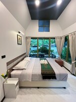 Quarto standard, 1 cama King | Roupas de cama premium, individualmente decorados, Wi-Fi de cortesia