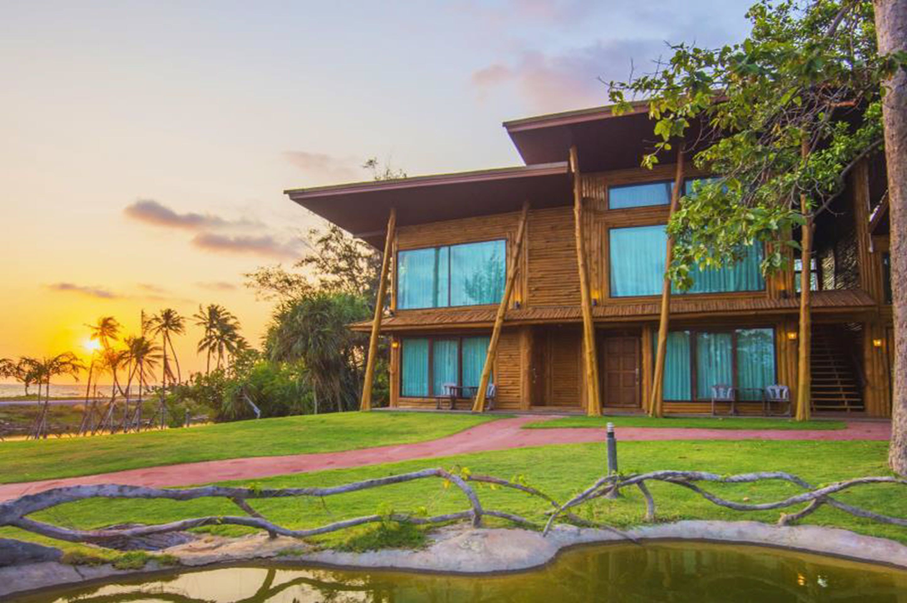 Teak | Exterior