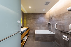 Quarto Quádruplo | Casa de banho | Um secador de cabelo, um bidé, toalhas fornecidas, champô