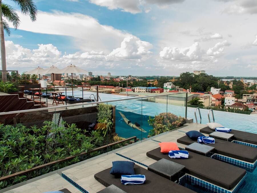 Piscina externa, guarda-sóis, espreguiçadeiras