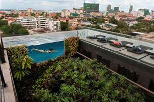 Piscina externa, guarda-sóis, espreguiçadeiras