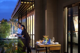 Café da manhã, almoço e jantar; culinária internacional 