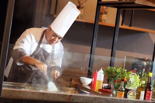 Café da manhã, almoço e jantar; culinária internacional 