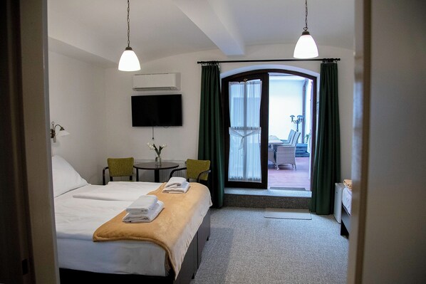 Quarto triplo standard, banheiro privativo | Cofres nos quartos, Wi-Fi de cortesia, roupa de cama