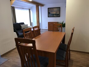 Maisonette with Terrace A | Opções para refeição no quarto