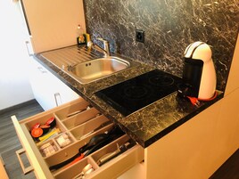 Quarto família, vista para o jardim (Comfort) | Cozinha privada | Geladeira grande, fogão, cooktop, cafeteira/chaleira