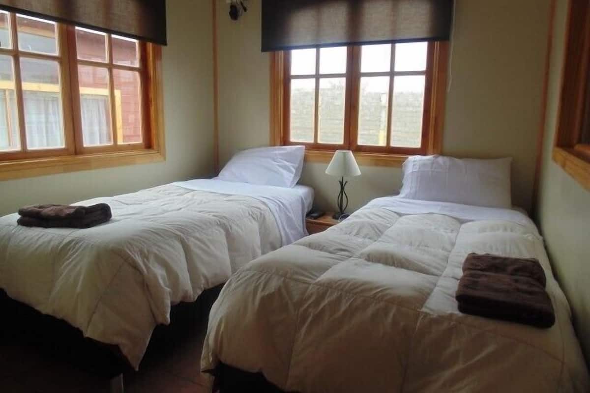 Apartamento standard, várias camas, para não fumantes (Familiar - 1 double bed + 2 sing. bed) | Wi-Fi de cortesia, roupa de cama