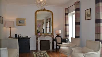 Quarto Duplo ou Twin Deluxe, vista para o jardim | Sala de estar | TV de ecrã plano