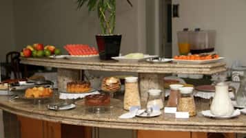 Café da manhã com buffet grátis todos os dias