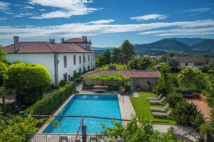 Piscina exterior sazonal, guarda-sóis, espreguiçadeiras 