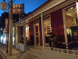 Café da manhã, almoço e jantar; culinária internacional 