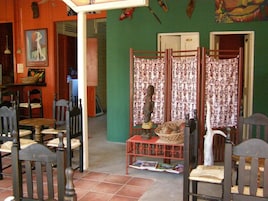 Pequenos-almoços, almoços, jantares servidos, cozinha internacional