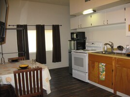 Standard Duplex, Multiple Beds, Non Smoking, No pet, Kitchen (Queen & Double, Full Kitchen- Duplex) | Cozinha privada | Geladeira, micro-ondas, cafeteira/chaleira, mesas de jantar