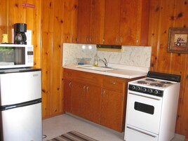 Quarto standard, várias camas, para não fumantes, cozinha americana (1 Queen 1 Double) | Cozinha privada | Geladeira, micro-ondas, cafeteira/chaleira, mesas de jantar