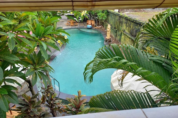 Piscina exterior, da(s) 7:00 à(s) 20:00, guarda-sóis, espreguiçadeiras