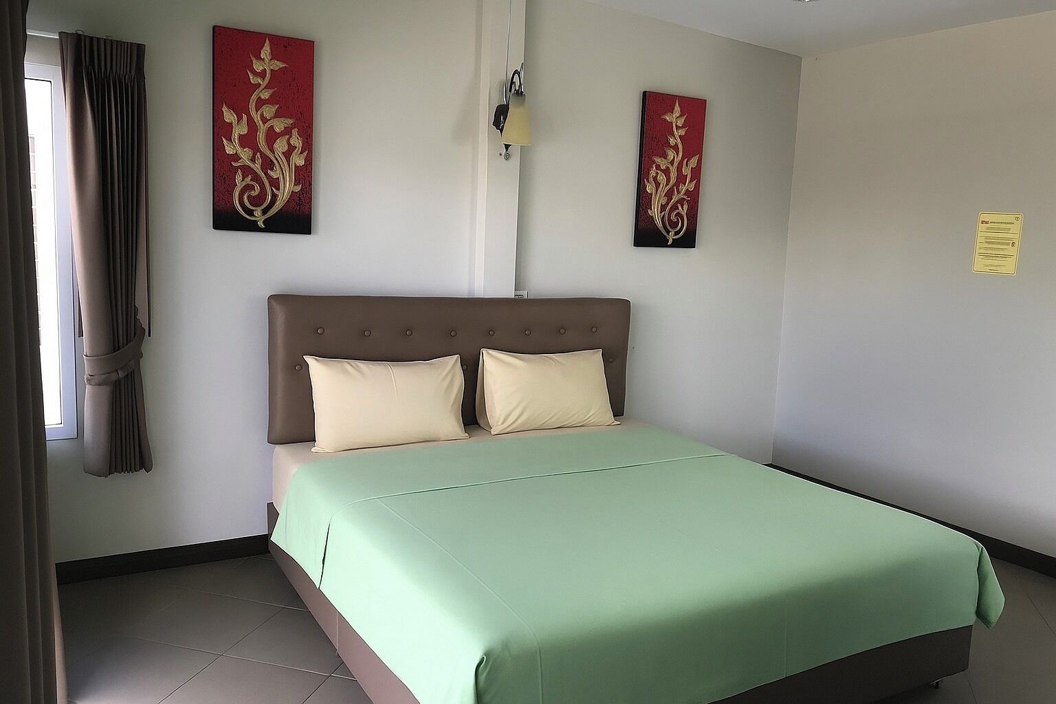 Standard Bugalow (For 2Adults) | Casa de banho | Um polibã, um chuveiro fixo, artigos de higiene pessoal grátis 