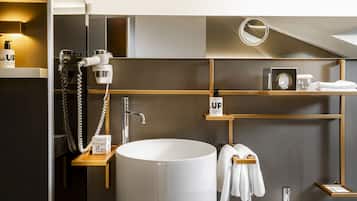 Loft | Casa de banho | Um polibã, um chuveiro fixo, artigos de higiene pessoal grátis