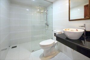 Quarto casal luxo | Banheiro | Chuveiro, produtos de toalete grátis, secador de cabelo, chinelos