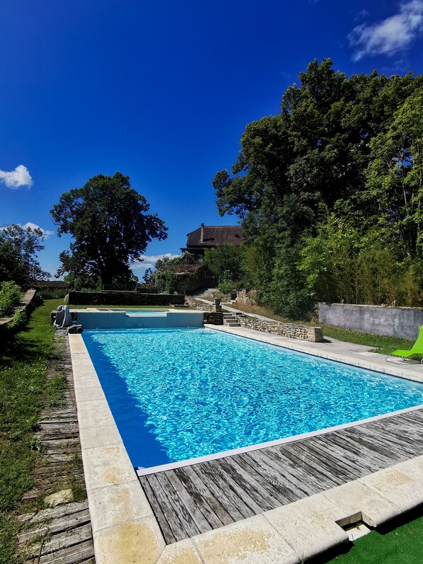 Piscina exterior, guarda-sóis, espreguiçadeiras 