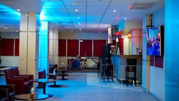 2 bares/lounges, bar ao lado da piscina