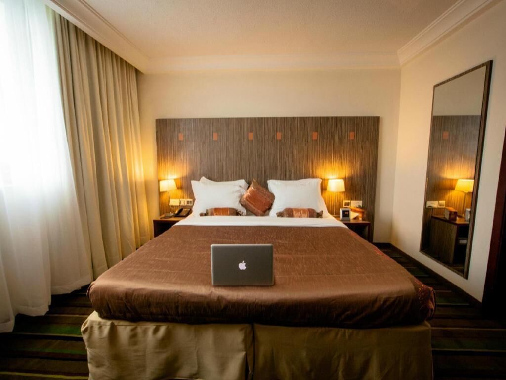 Roupas de cama premium, frigobar, cofres nos quartos, escrivaninha