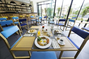 Pequeno-almoço tipo buffet diário mediante uma taxa 