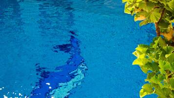 Piscina externa, guarda-sóis, espreguiçadeiras