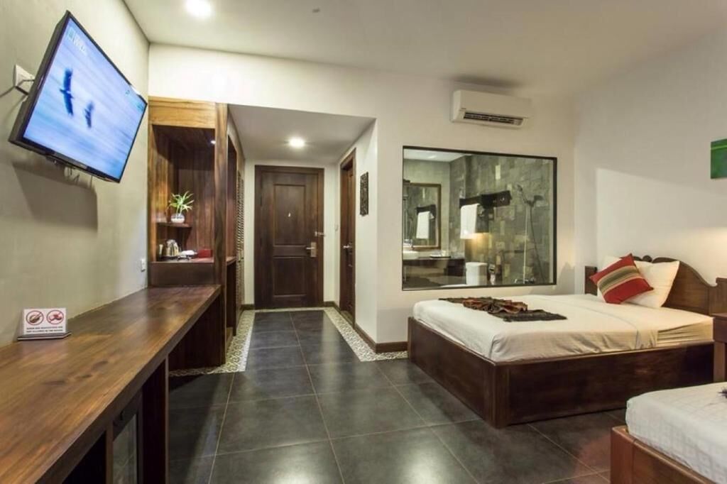 Minibar, cofre no quarto, secretária, cortinas/cortinados opacos 