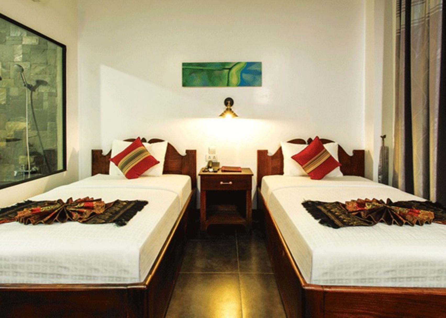 Minibar, cofre no quarto, secretária, cortinas/cortinados opacos 