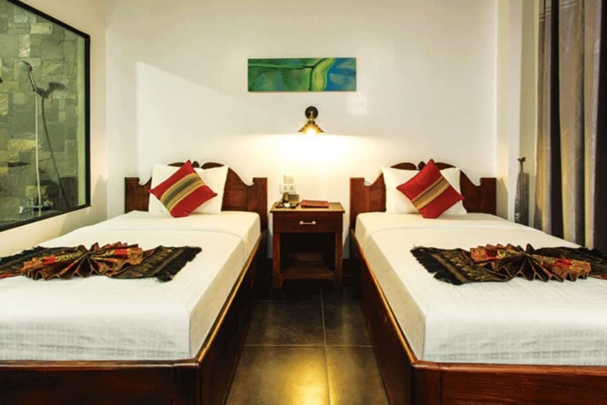 Minibar, cofre no quarto, secretária, cortinas/cortinados opacos