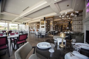 Pequenos-almoços, almoços e jantares servidos 