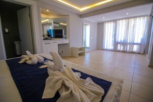 Frigobar, cofres nos quartos, roupa de cama