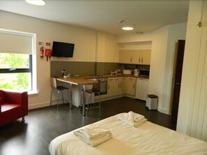 Secretária, cortinas/cortinados opacos, ferro/tábua de engomar 