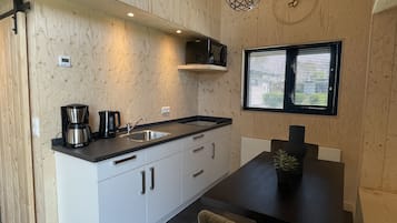 Tiny House Plus 4 | Cozinha privada | Uma placa de cozinha, uma cafeteira/bule, uma chaleira elétrica