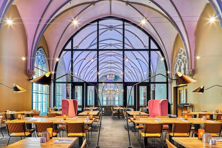 Pequeno-almoƧo tipo buffet diƔrio (25 EUR por pessoa) . Hotel Nassau Breda, Autograph Collection by Marriott